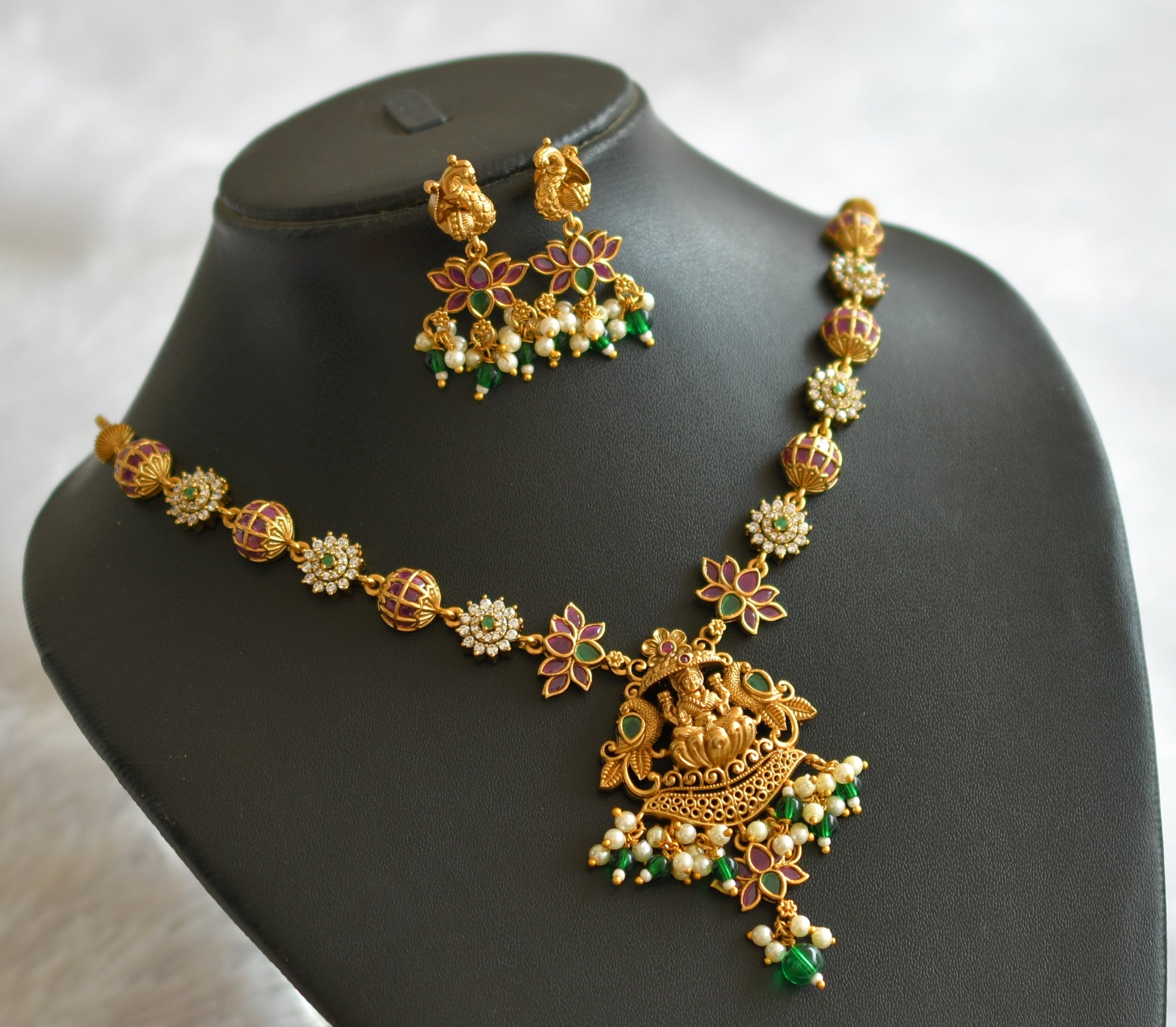 Matte finish kemp-green-white green beads lakshmi-peacock-lotus neckla – dreamjwell