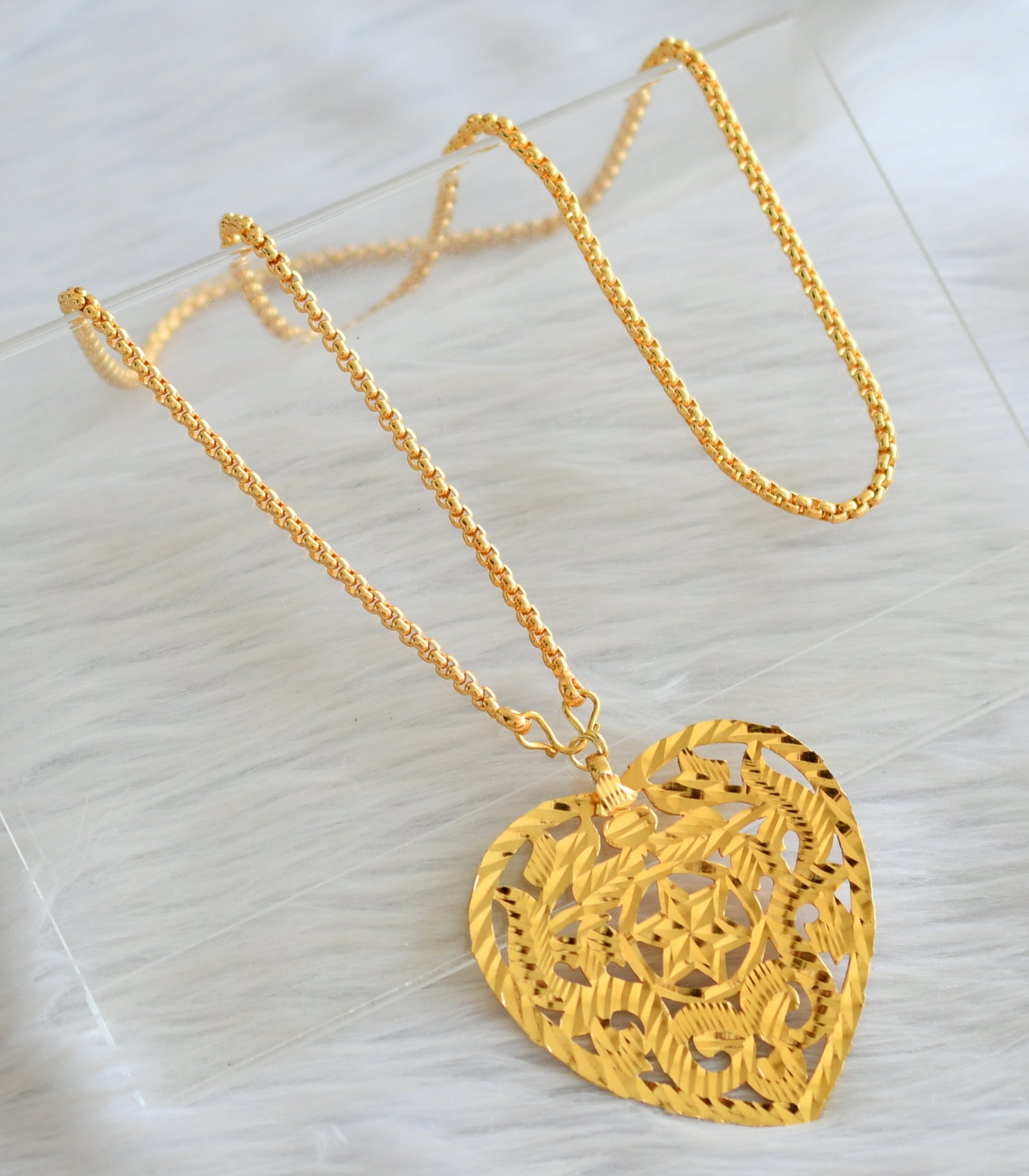 Gold tone 24 inches chain with deisgner heart pendant dj-43984 – dreamjwell