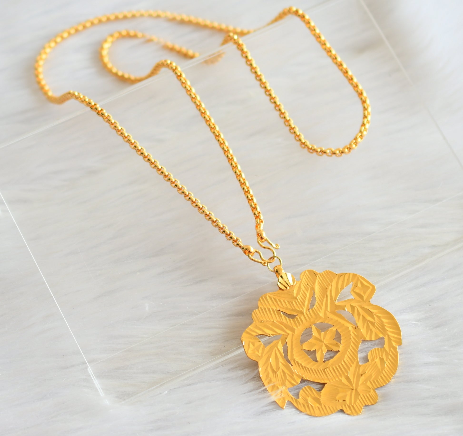 Gold tone 24 inches chain with deisgner pendant dj-43983 – dreamjwell