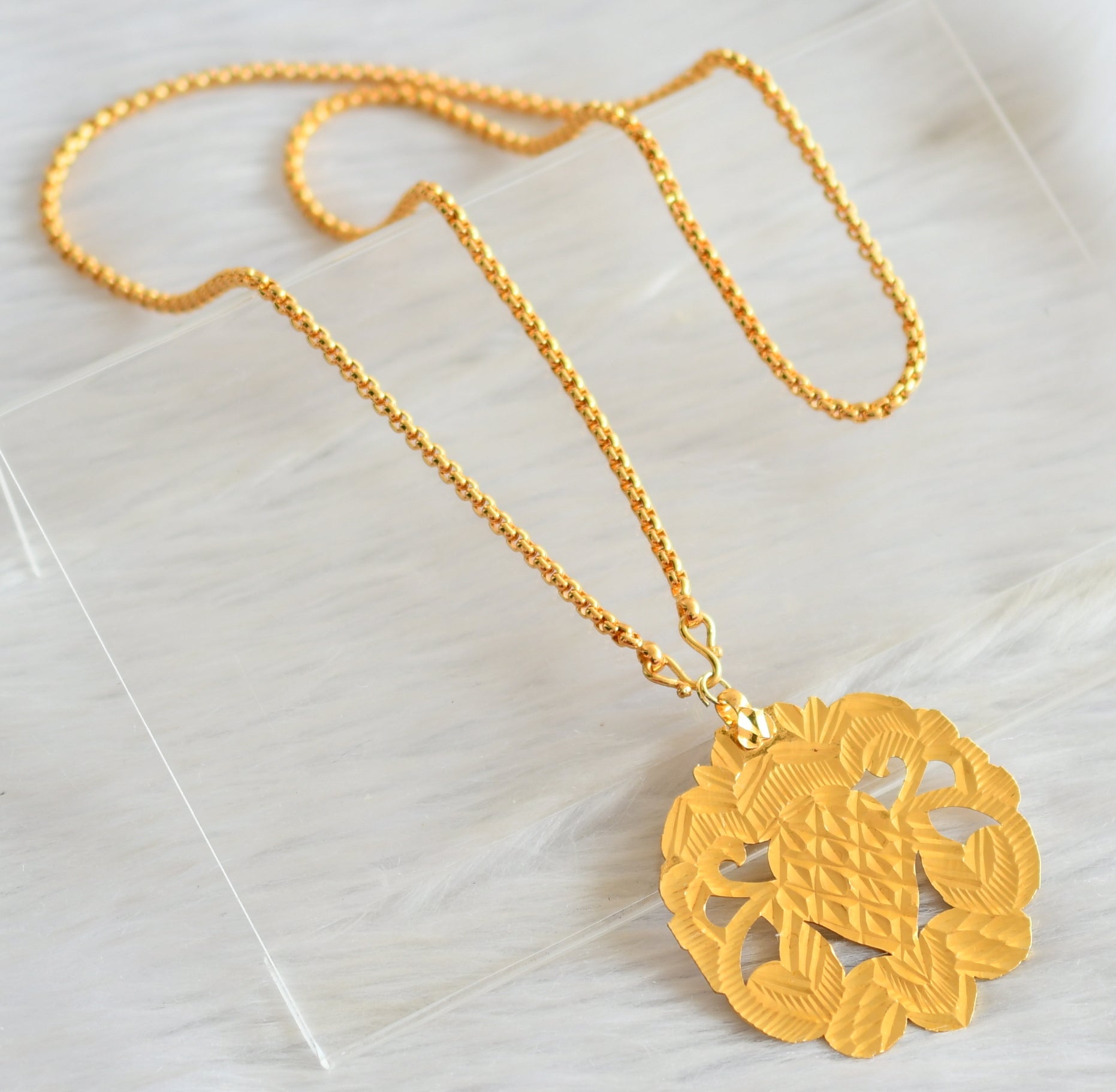 Gold tone 24 inches chain with round pendant dj-43978 – dreamjwell