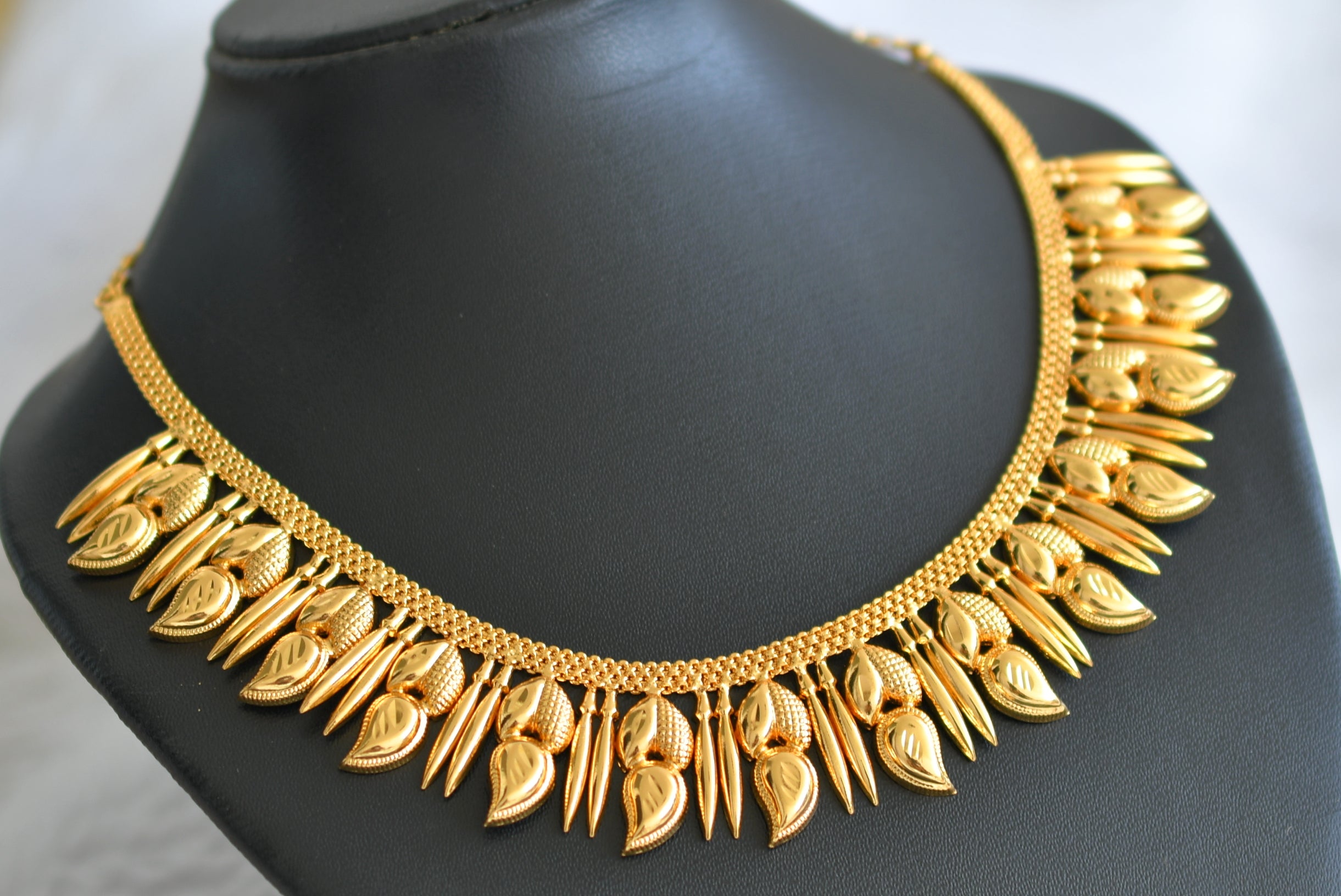 Gold tone kerala style mango mulla mottu necklace dj-44132 – dreamjwell