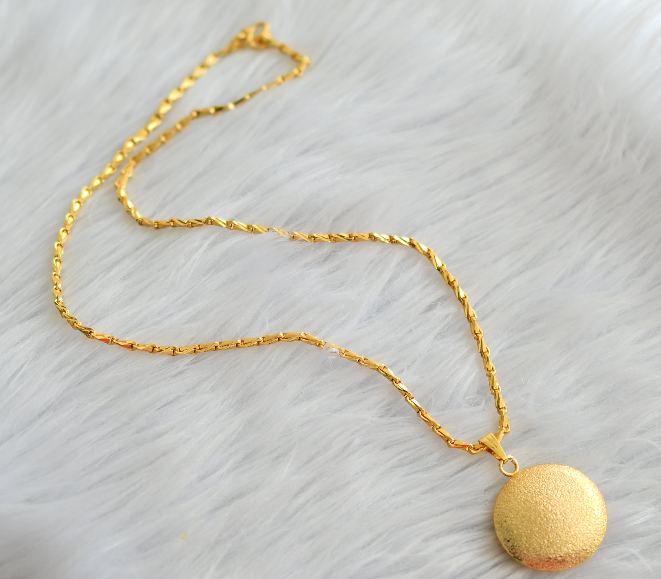 Gold tone 18 inches chain with round pendant dj-43116 – dreamjwell