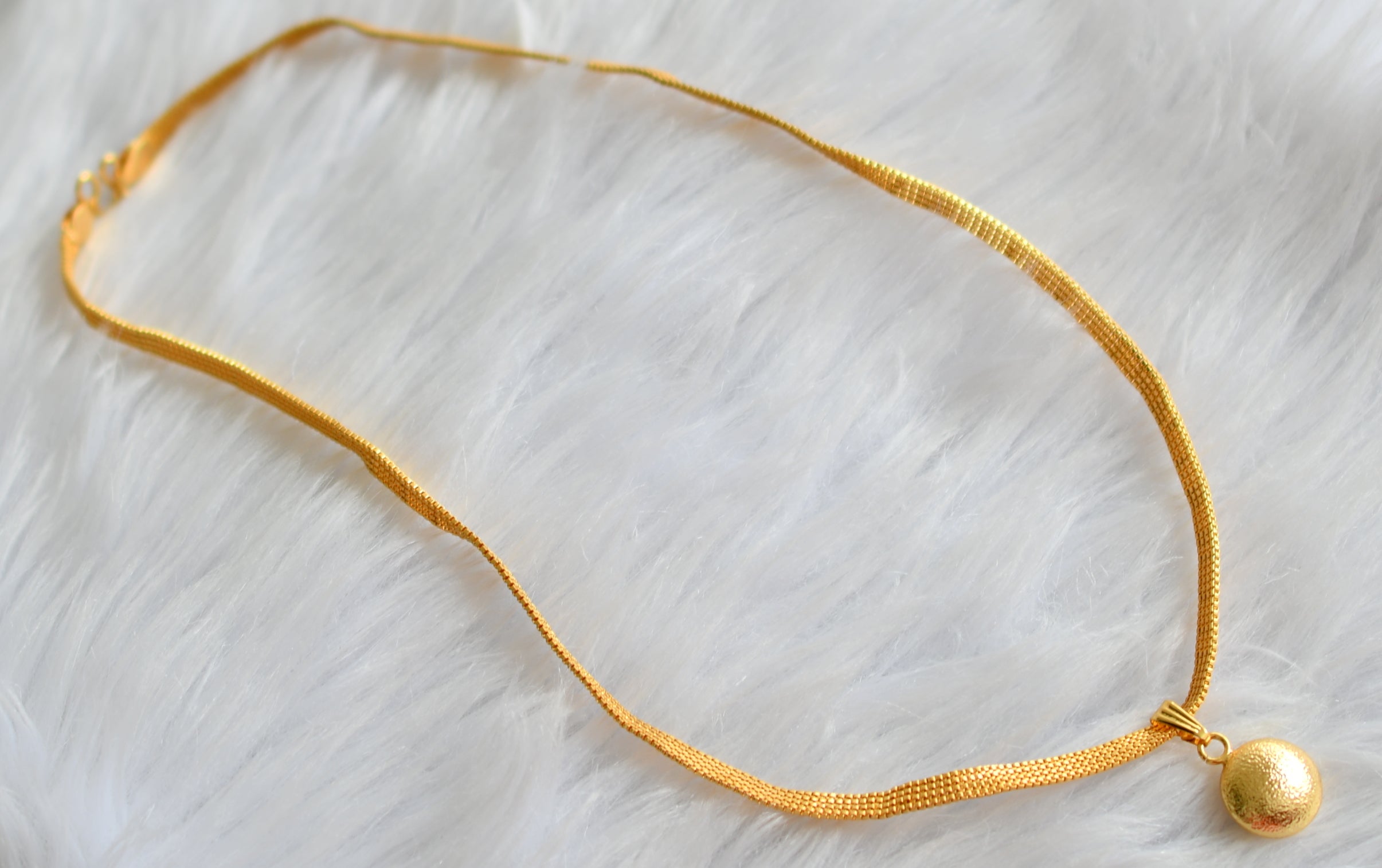 Gold tone 18 inches chain with round pendant dj-43117 – dreamjwell