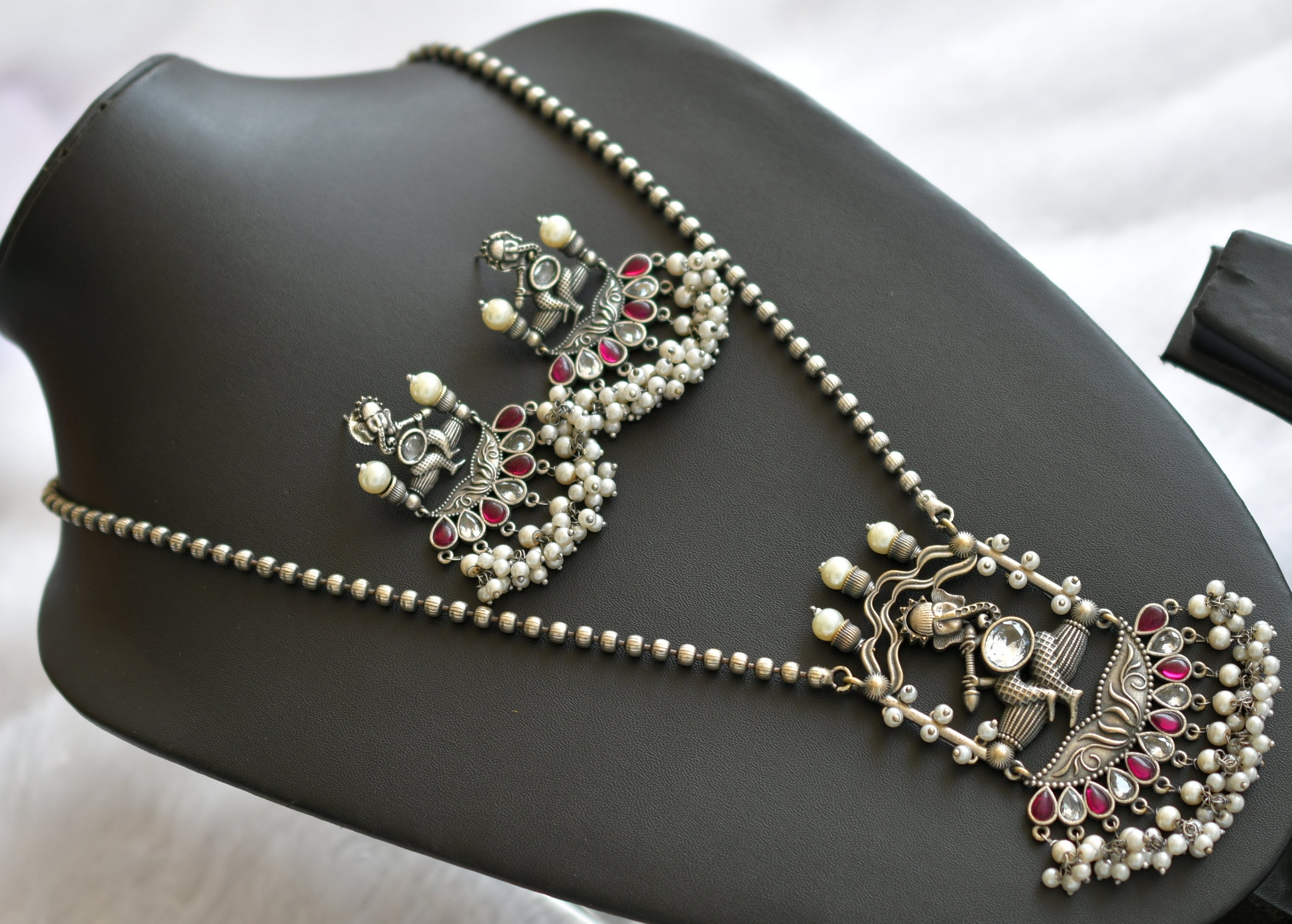 Silver tone kemp-white-pearl ganesha haar set dj-46460 – dreamjwell