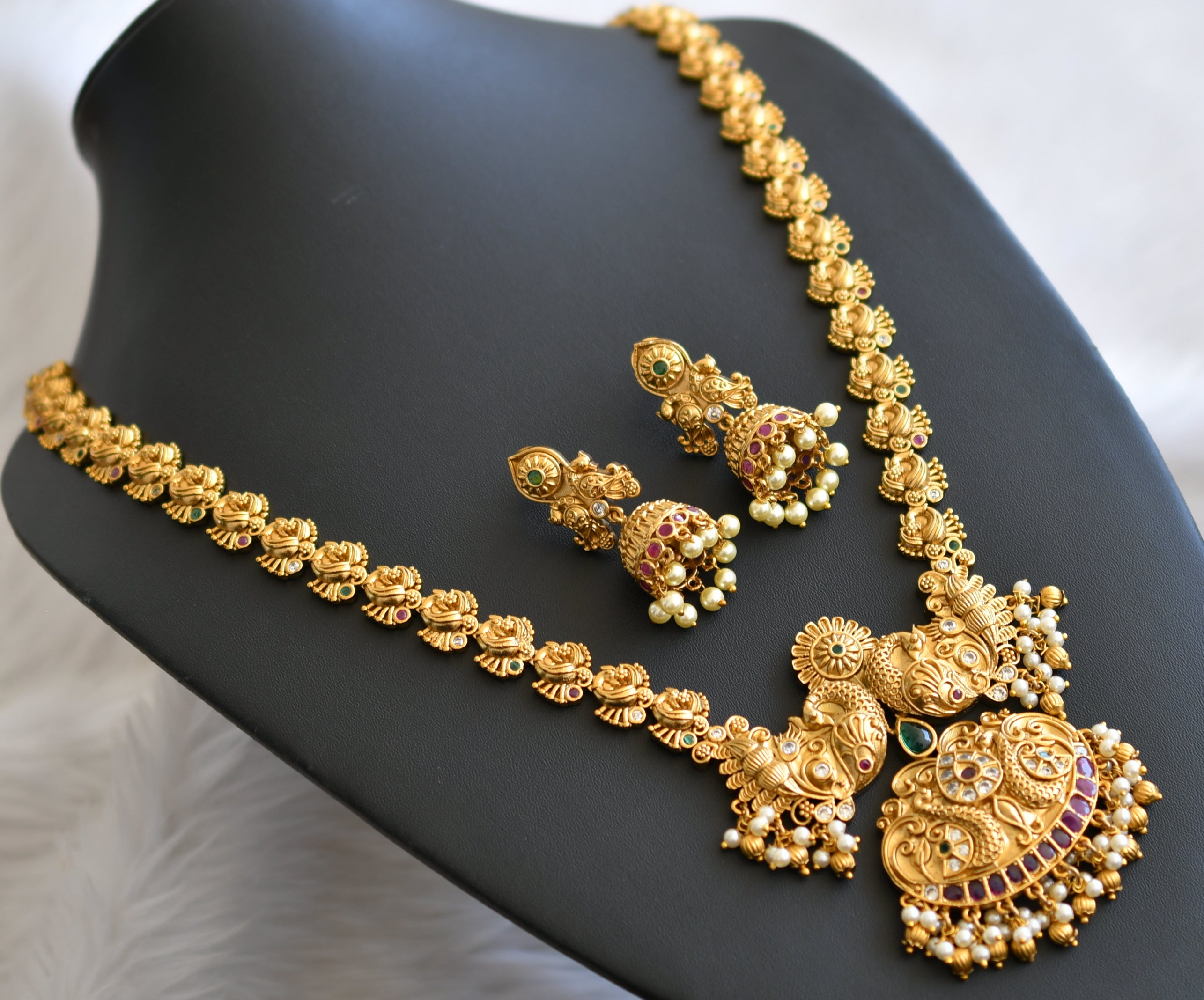 Matte finish ruby-green-white pearl cluster peacock haar set dj-44740 ...