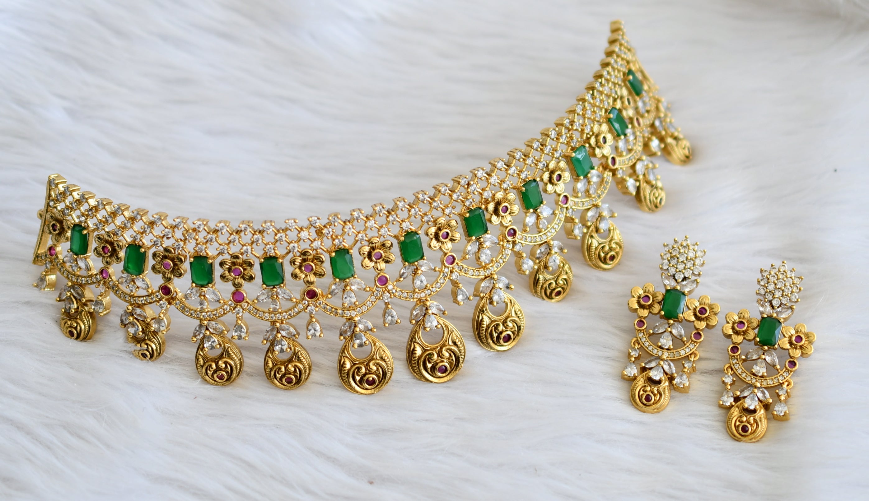 Antique gold tone ruby-green-white flower choker set dj-44870 – dreamjwell