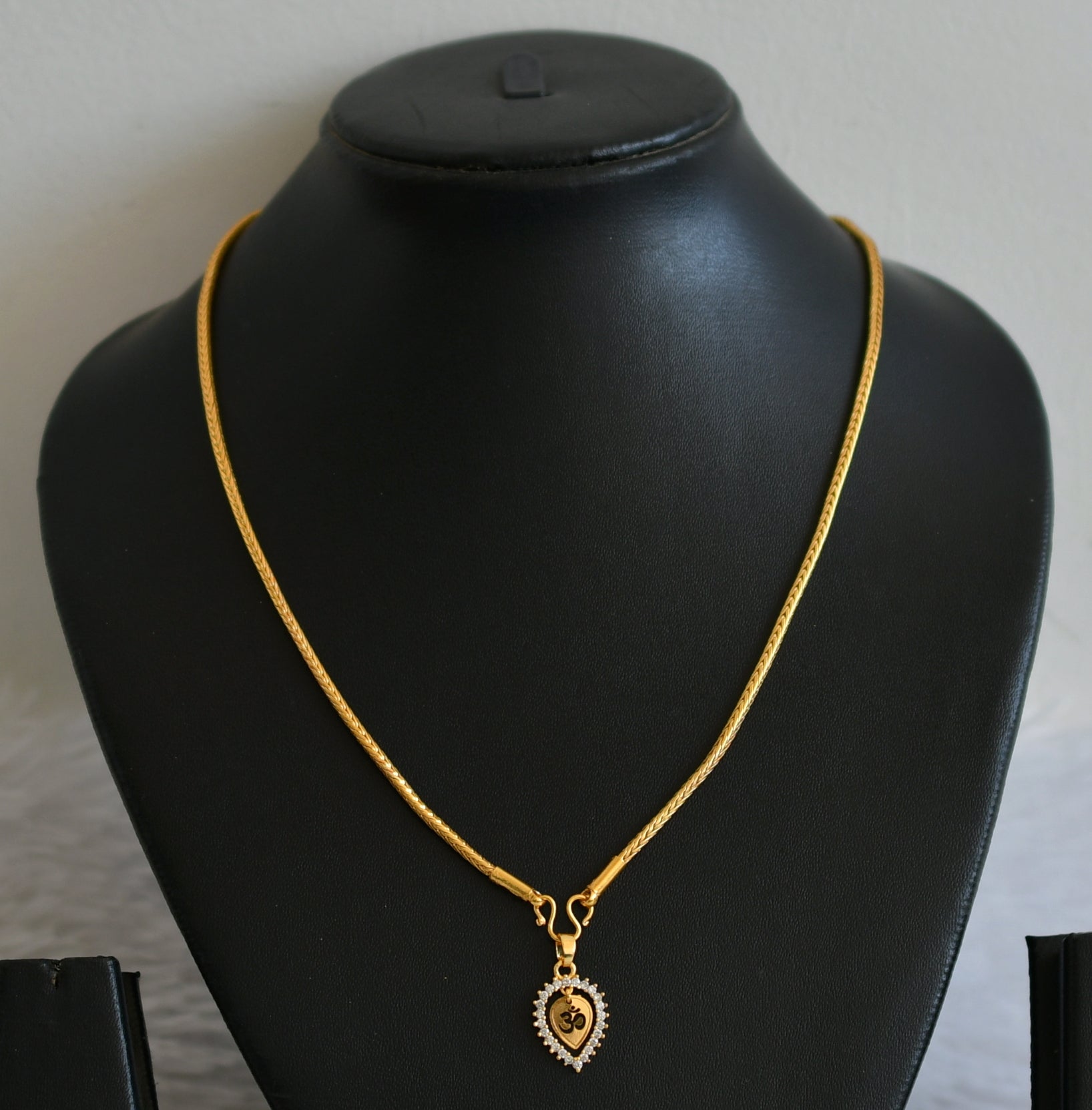 Gold tone 18 inches kodi chain with white om elakka thali pendant dj-5 ...