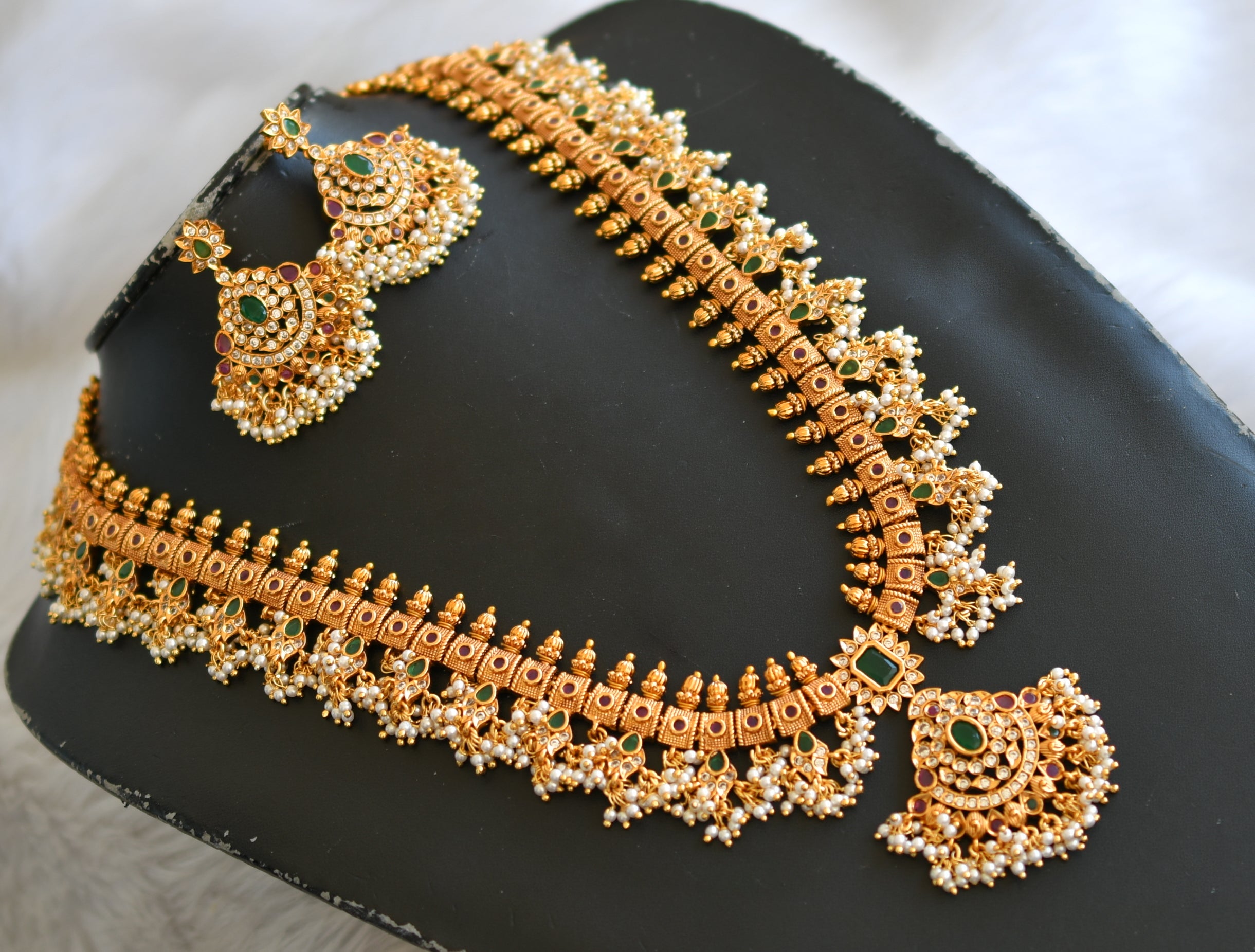 Matte finish ruby-emerald-white gutta pusalu haar set dj-40362 – dreamjwell