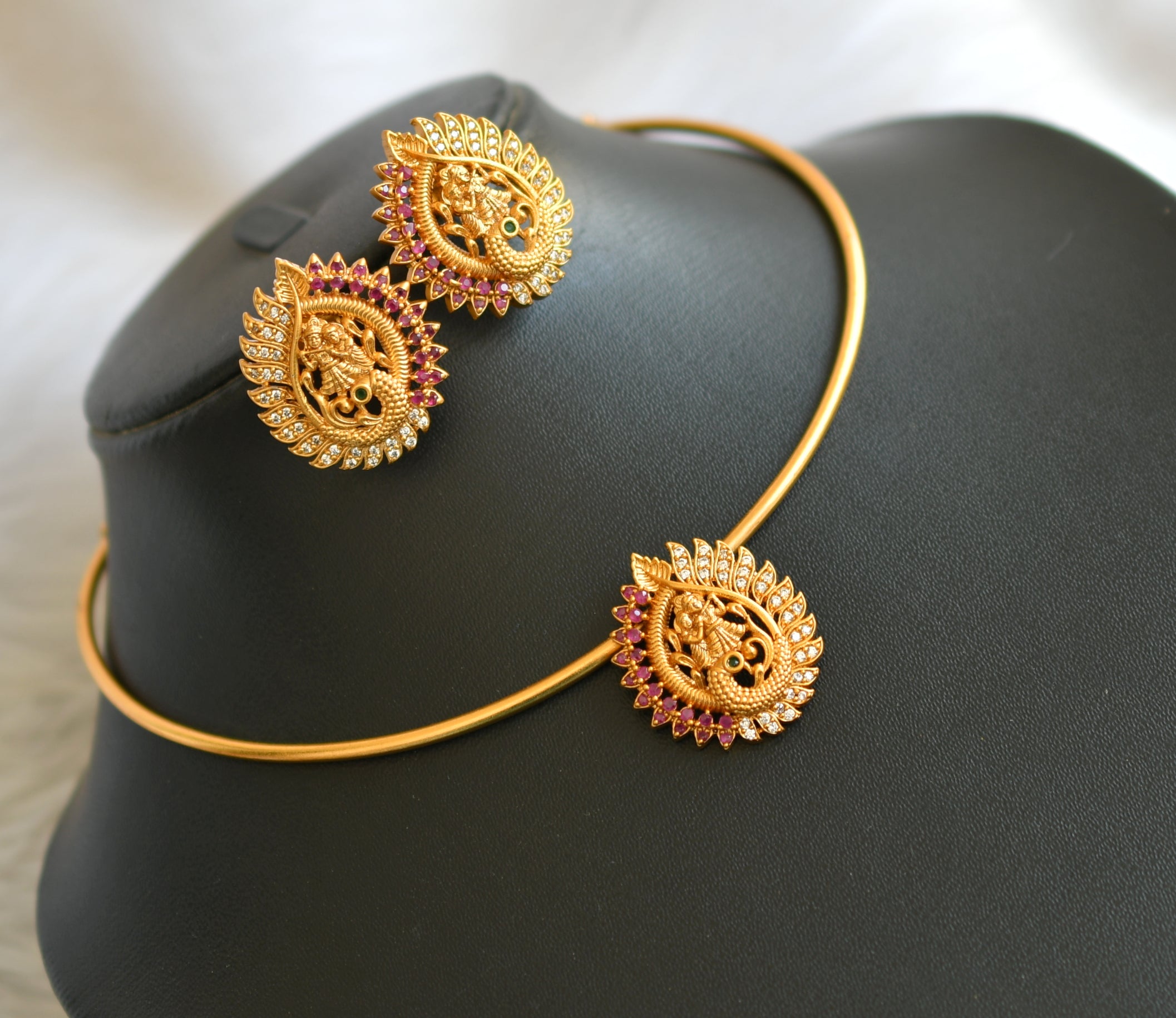 Matte finish pink-white peacock Radhe-Krishna pendant hasli necklace s ...