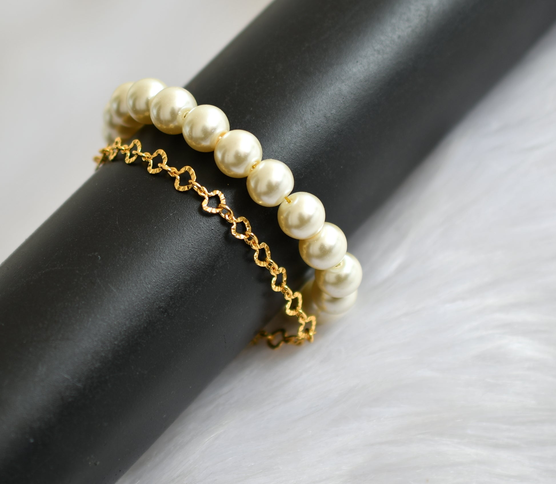 Gold tone white pearl bracelet dj-39914 – dreamjwell